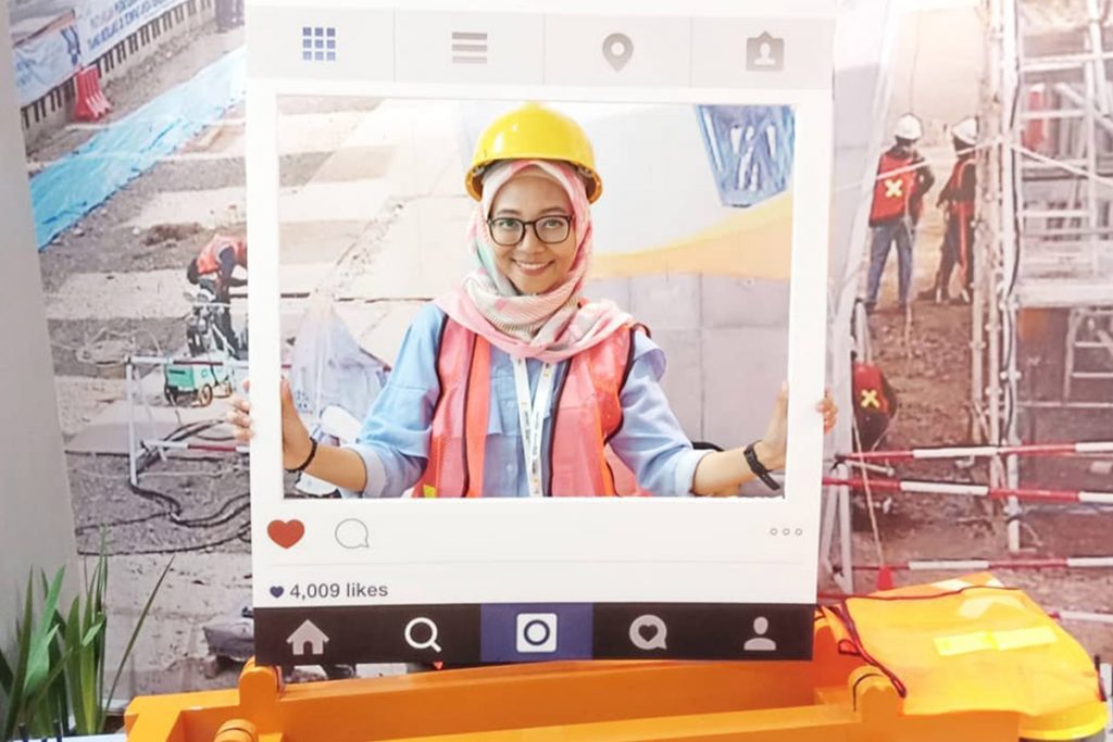 Booth Foto Bertema Instagram di Indonesia Infrastructure Week 2018 ...