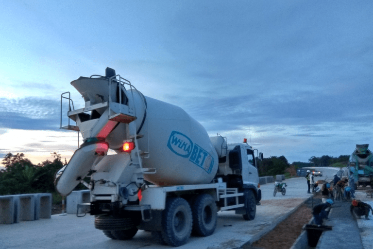 Transportasi Beton Segar (Readymix) dengan Truk Molen - WIKA Beton